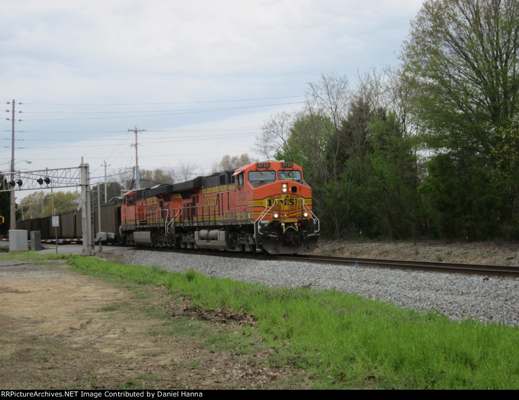 BNSF 5723 leads a 16,000 ton coal drag